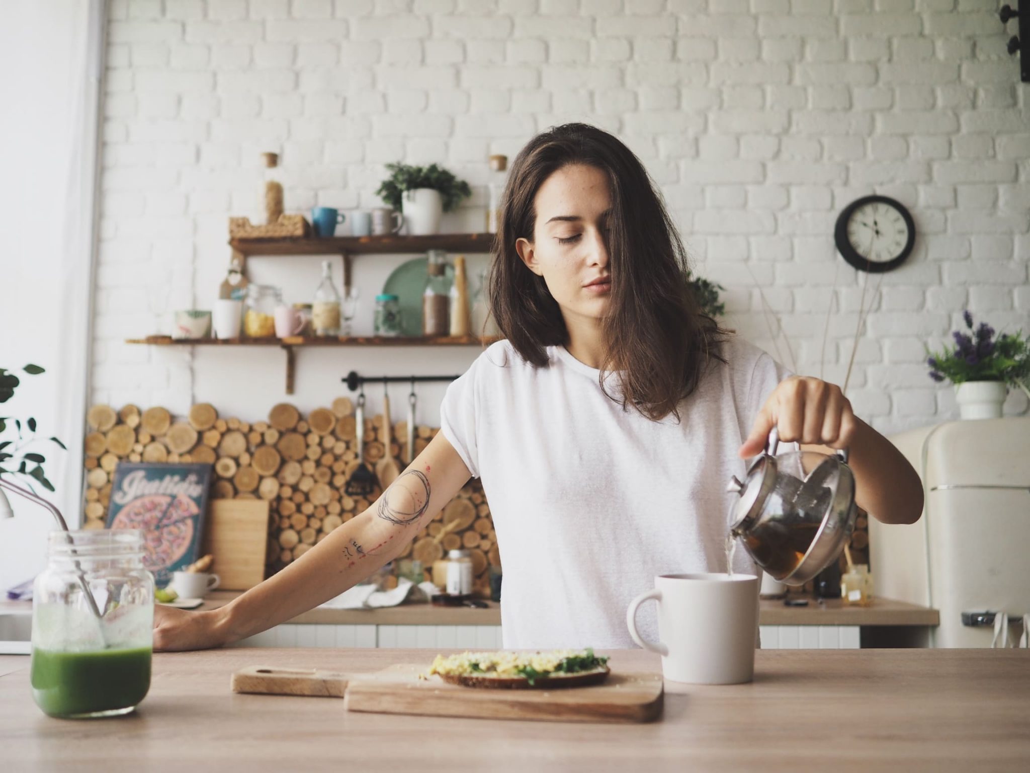 What is high tea etiquette? What do u wear and how to act?